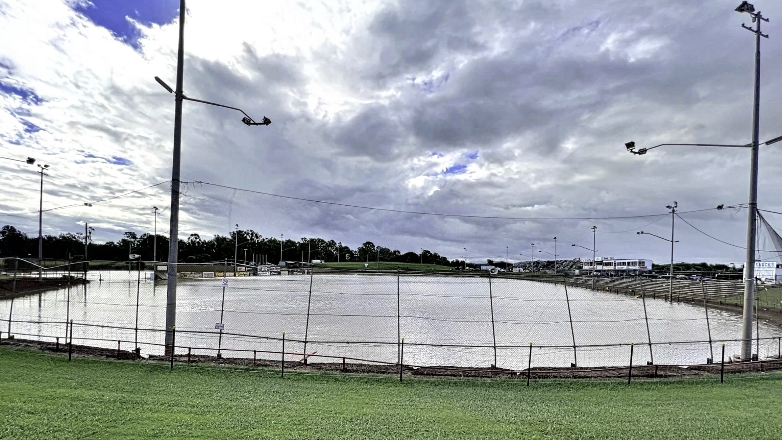 SPEEDWAYS COP TORRENTIAL RAIN POUNDING - Speedway Illustrated News